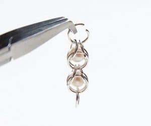 Las manualidades en perlas paso a paso se transforman en joyas