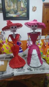 Las catrinas de papel crepe para el Halloween 4 diseños