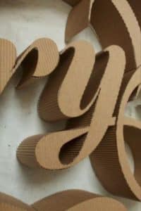 4 letras hechas de carton para que reciclar sea divertido